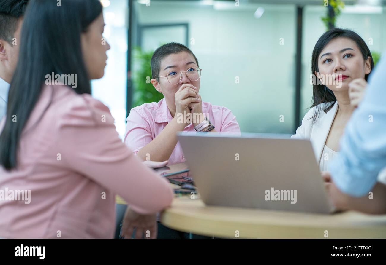 Asian project management meeting hi-res stock photography and images ...