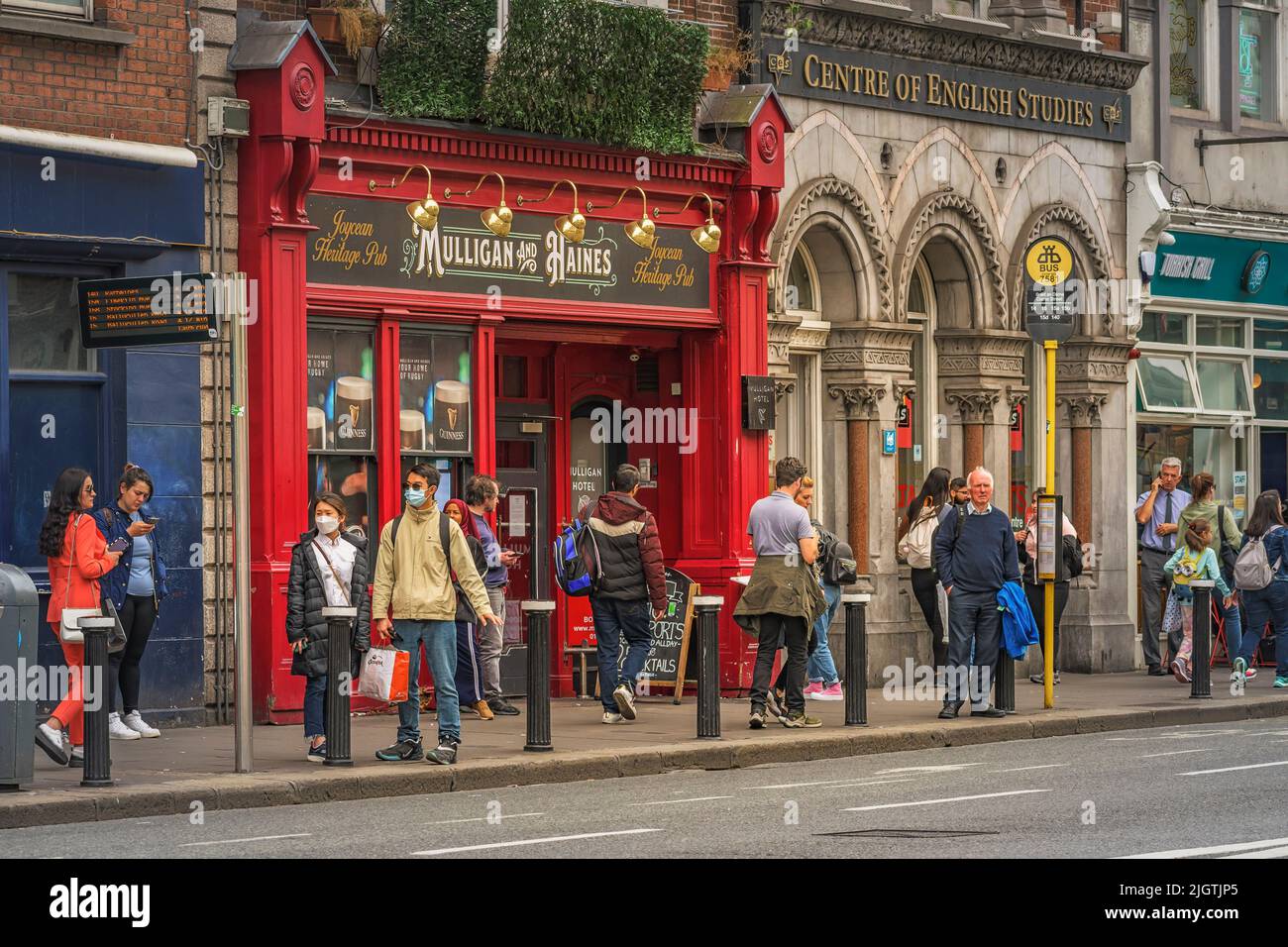 Everyday street scene at Dame Street. Dublin. Ireland Stock Photo - Alamy