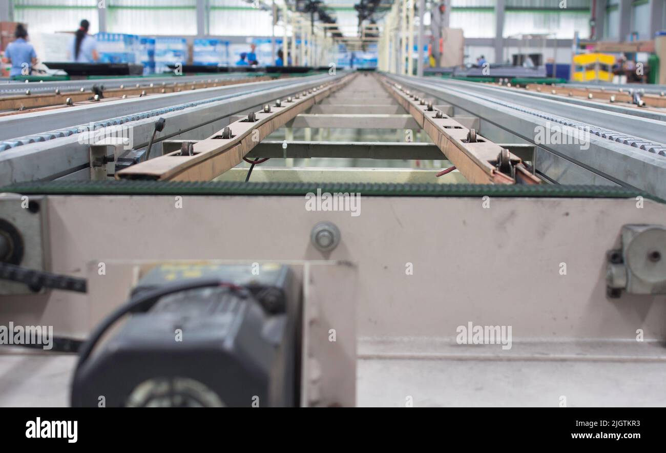 Assembly line machinery hi-res stock photography and images - Alamy