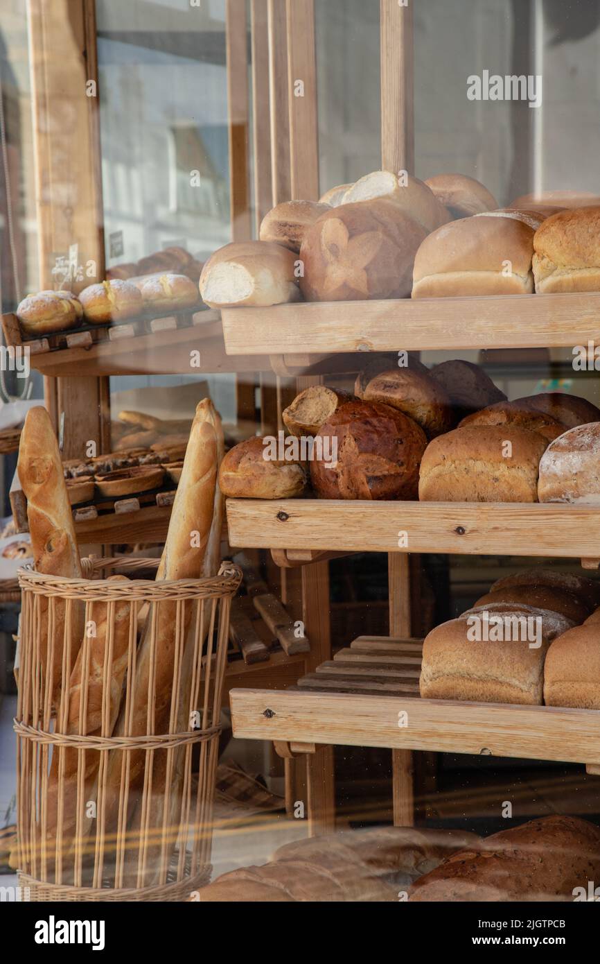 Bread bakery display hi-res stock photography and images - Alamy