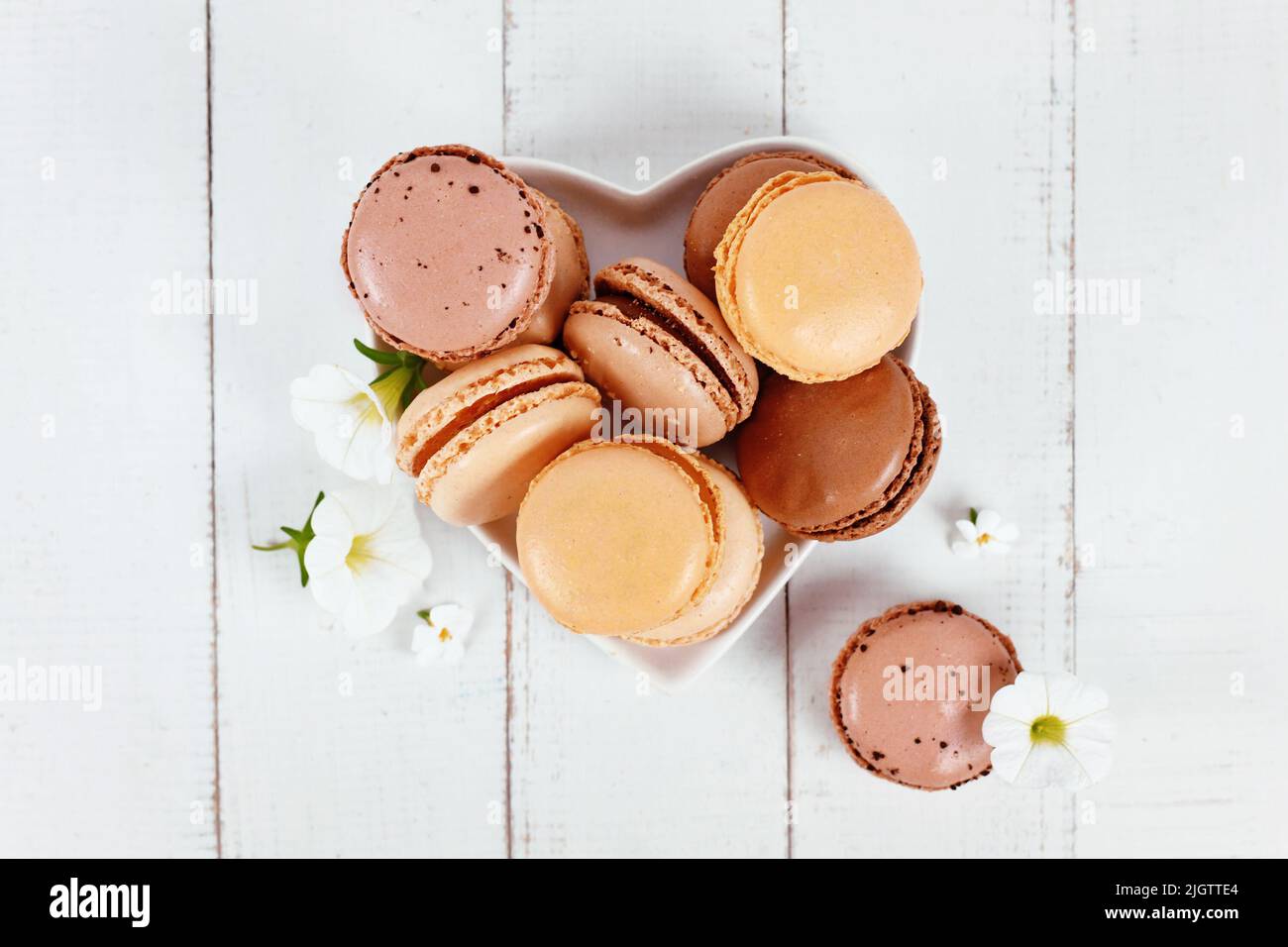 Macarons and flowers hi-res stock photography and images - Alamy