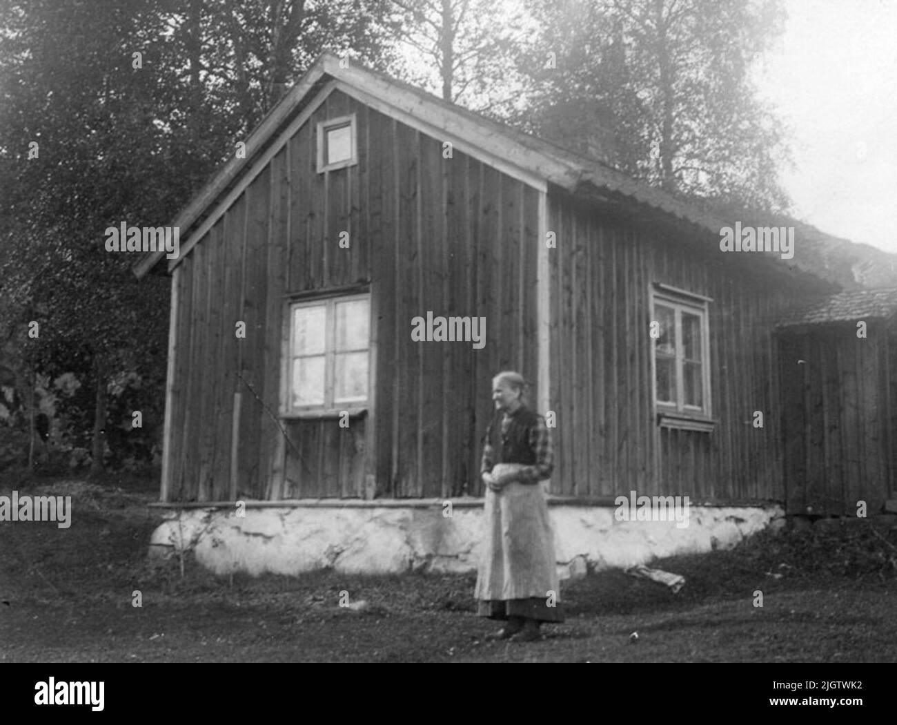 Text on the back of the card. Thilda at her cabin in Södra Huvuröd ...