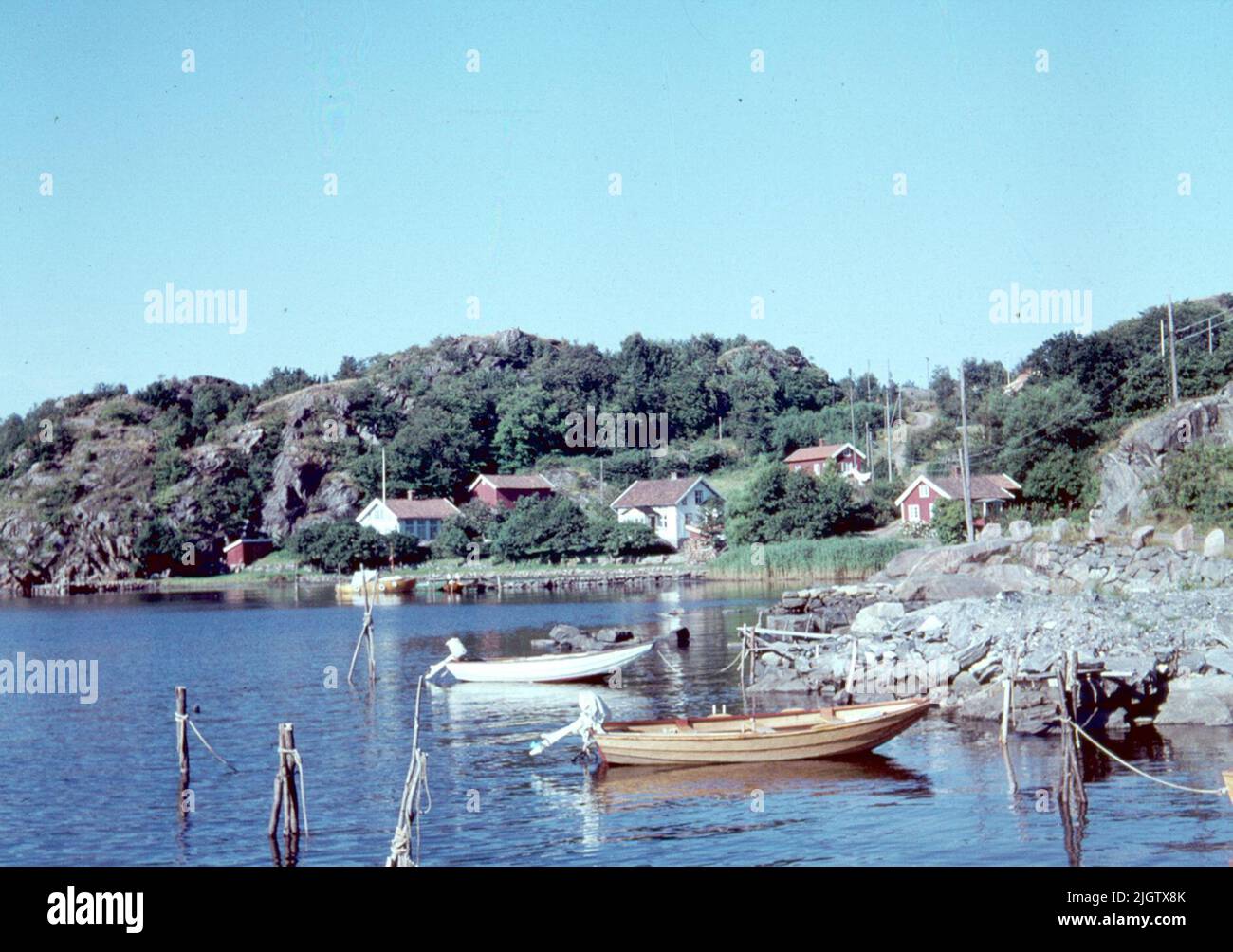 Motifs from Henån 62 "View of beach, houses and boats Stock Photo - Alamy