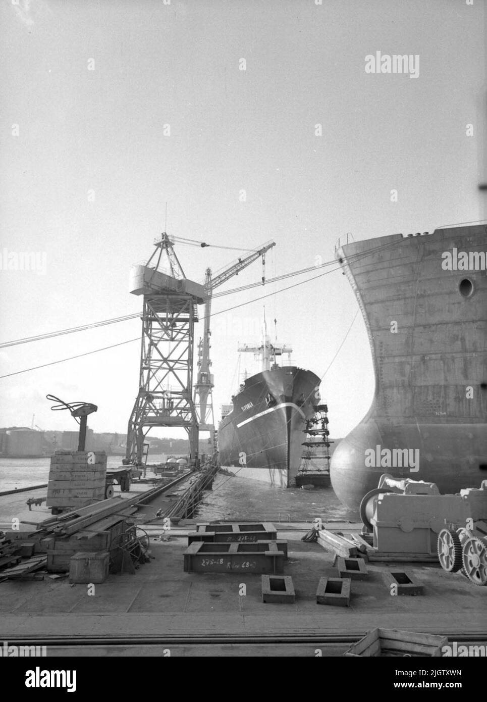 Vessels at equipment quay, case Stock Photo - Alamy