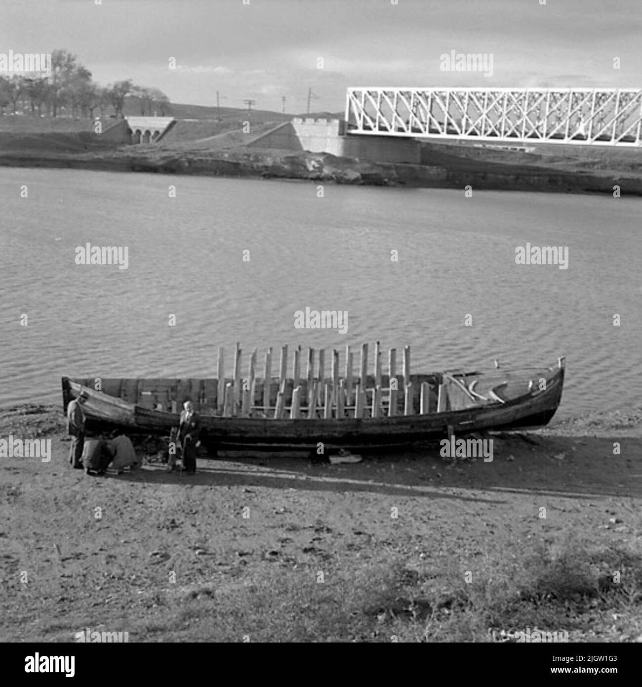 People stand on boat Black and White Stock Photos & Images - Alamy