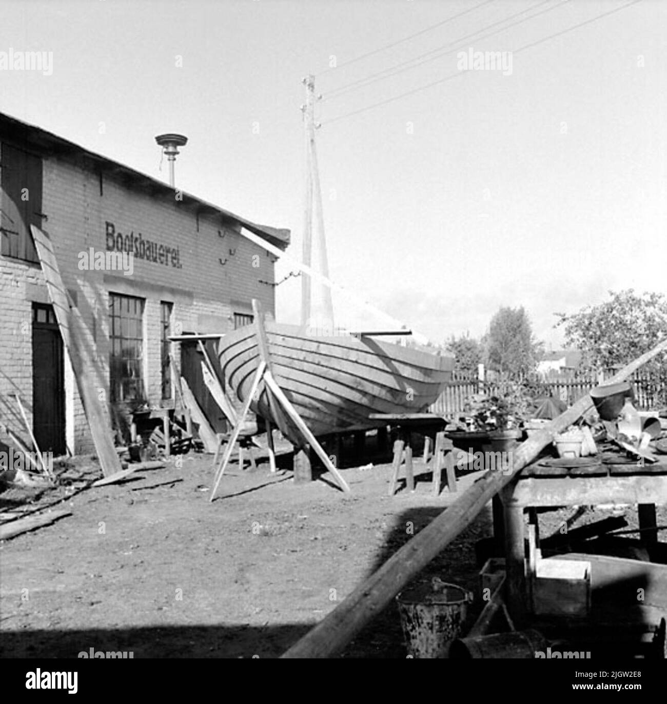 A boat is being built and is located on one lap. Bootsbauerei Stock ...