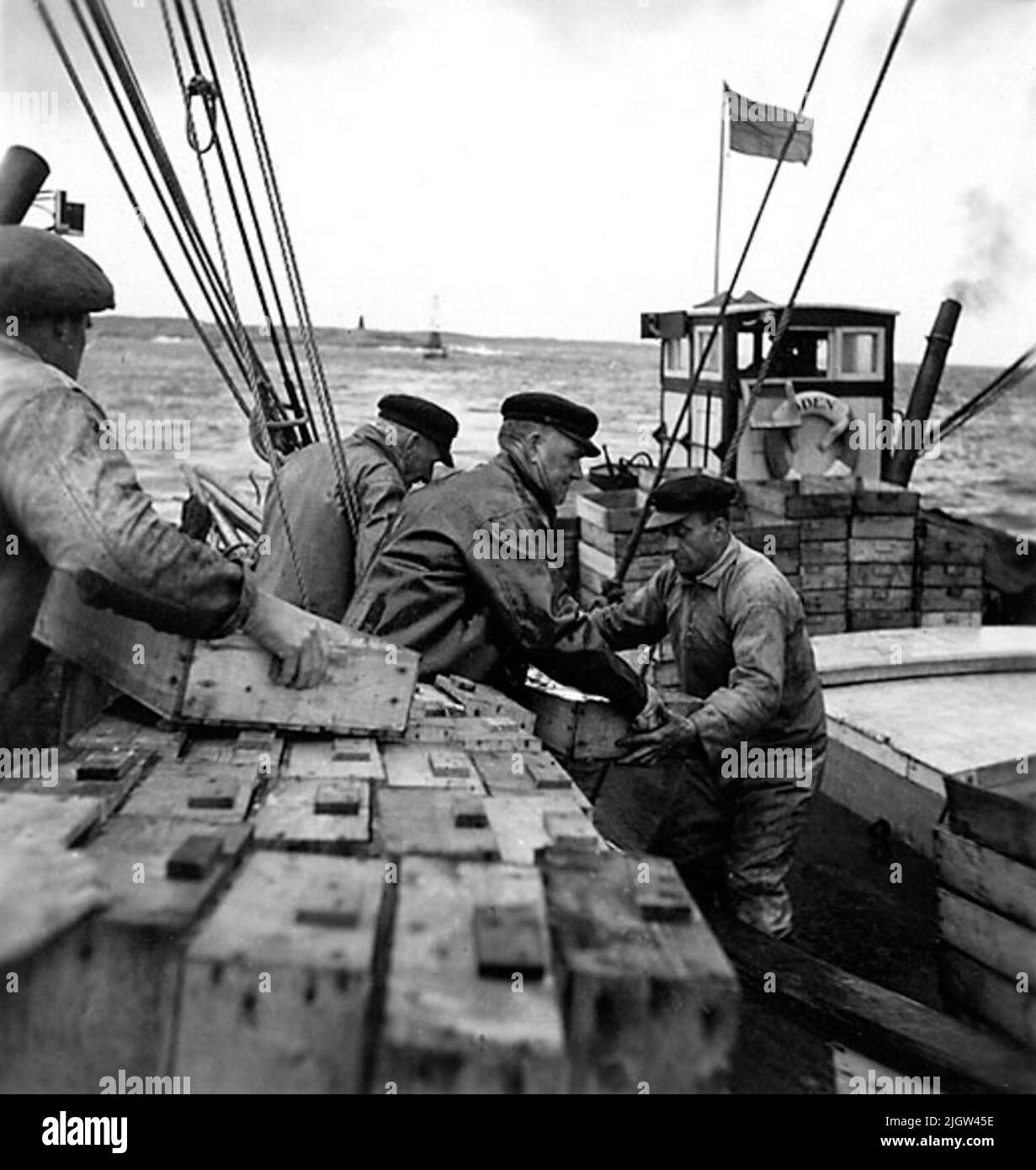 The load is taken aboard in the "follower", Oden - Gravarne, for rapid ...