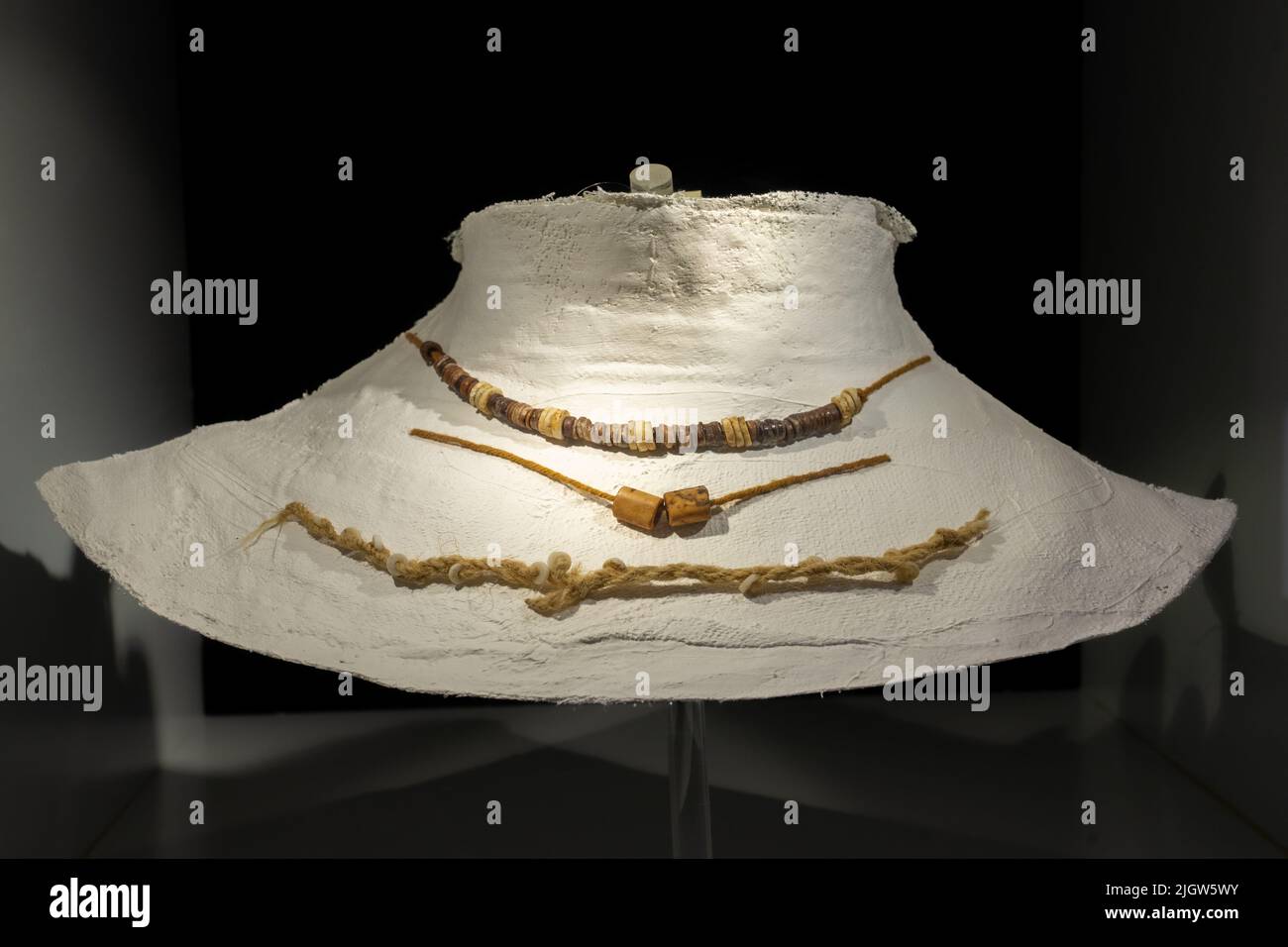 Carved shell beads from the Chinchorro culture in the San Miguel de ...