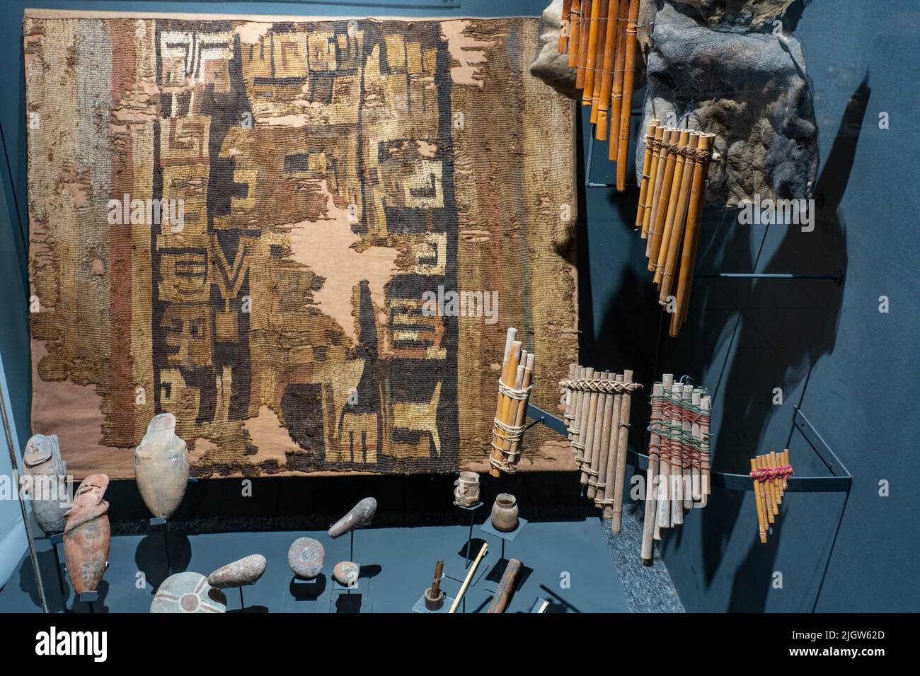 Textiles and siku panpipes from the Tiwanaku Andean culture in the San ...