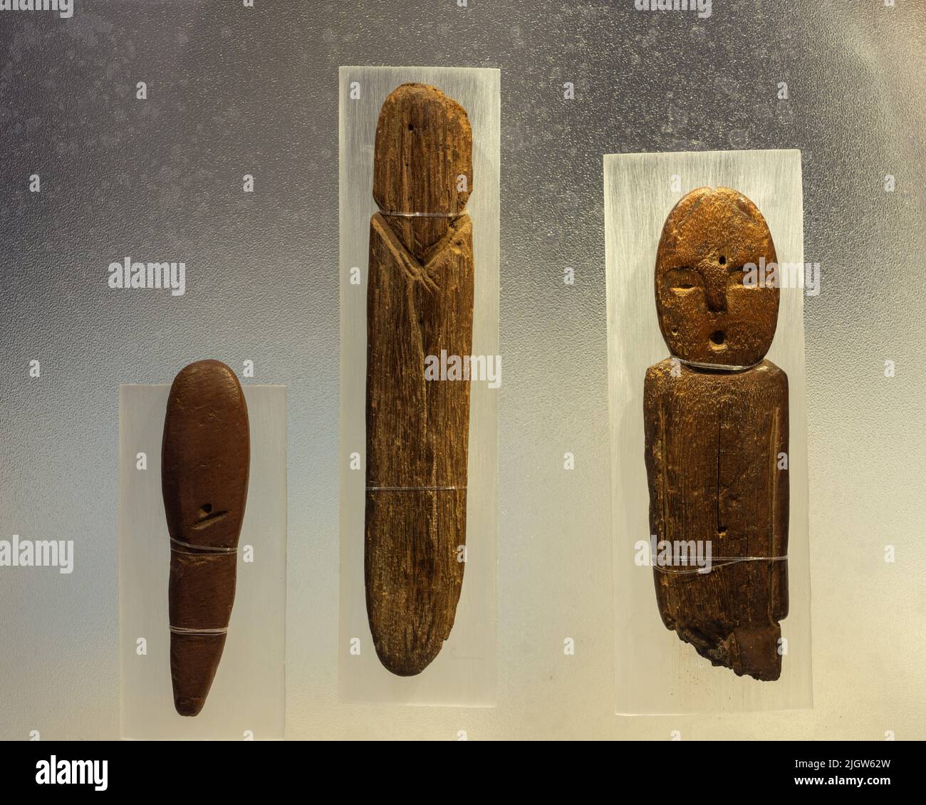 Carved wooden figures from the Chinchorro culture in the San Miguel de ...