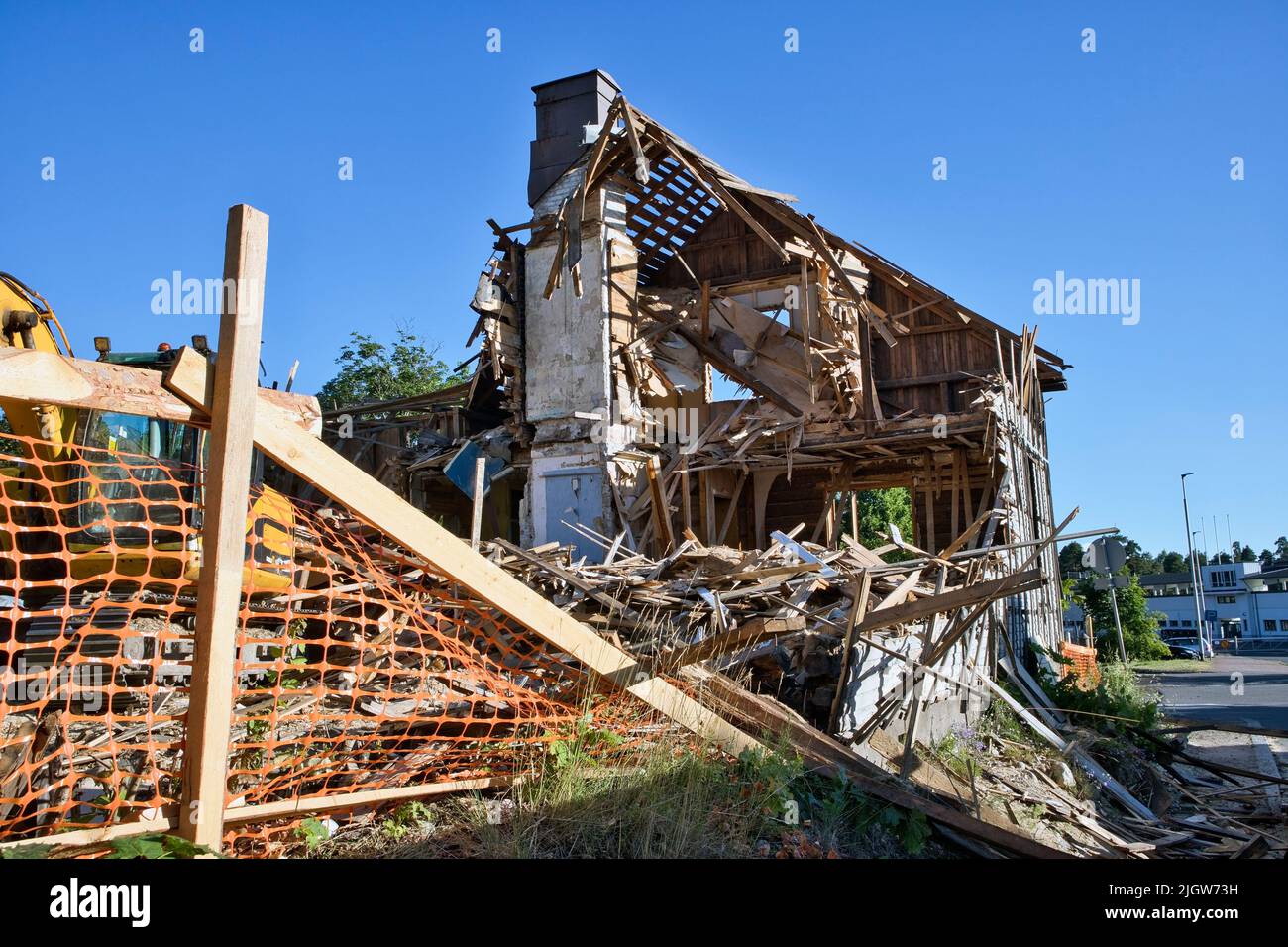 Breaking wood plank hi-res stock photography and images - Alamy
