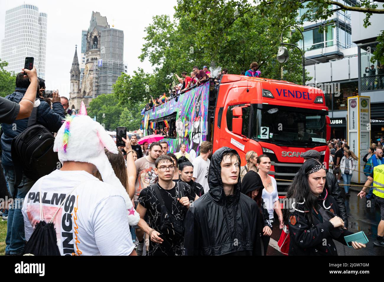 Crowd celebrating float horizontal hi-res stock photography and images ...