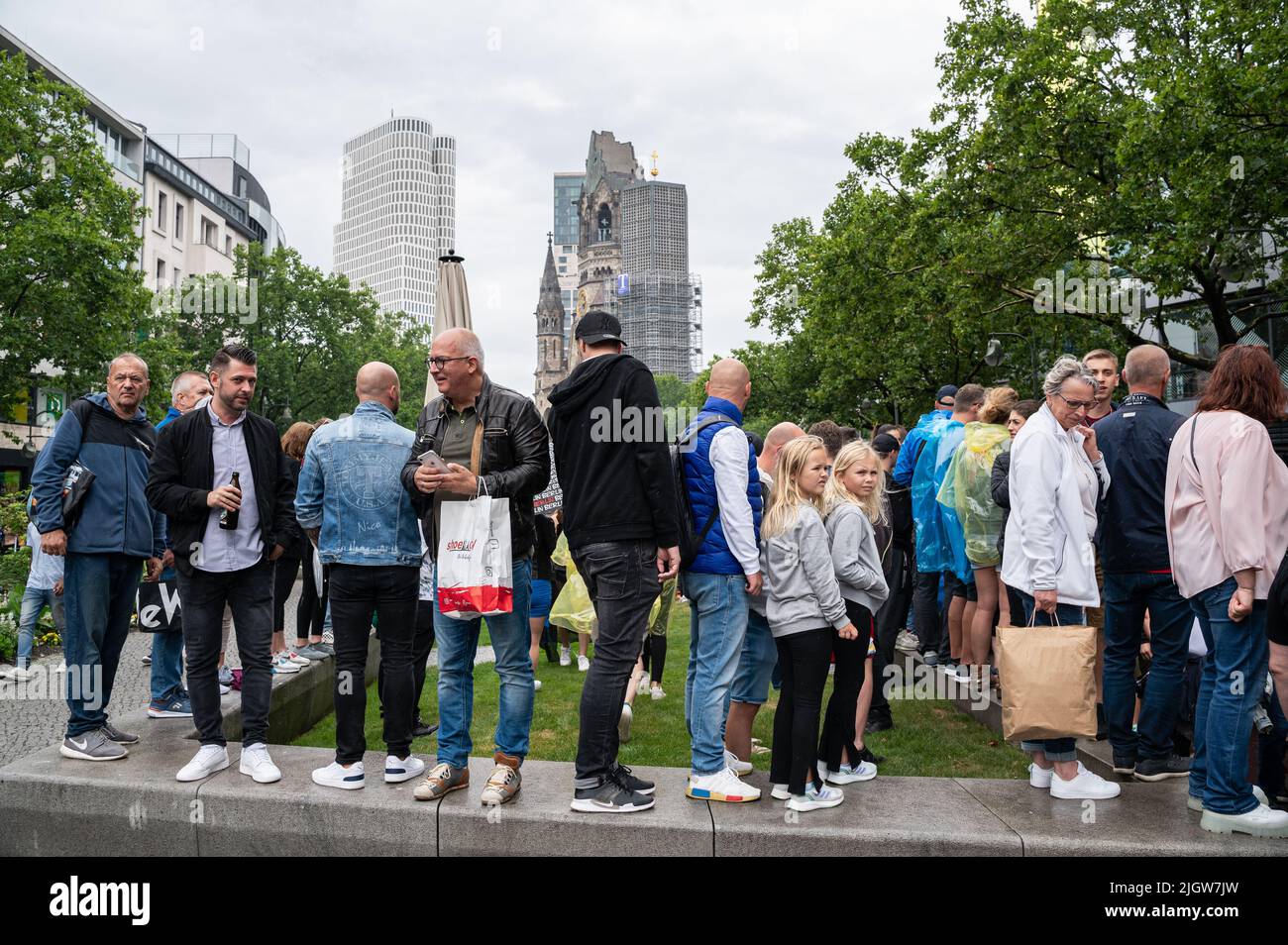 09.07.2022, Berlin, Germany, Europe - Techno music fans and revellers ...