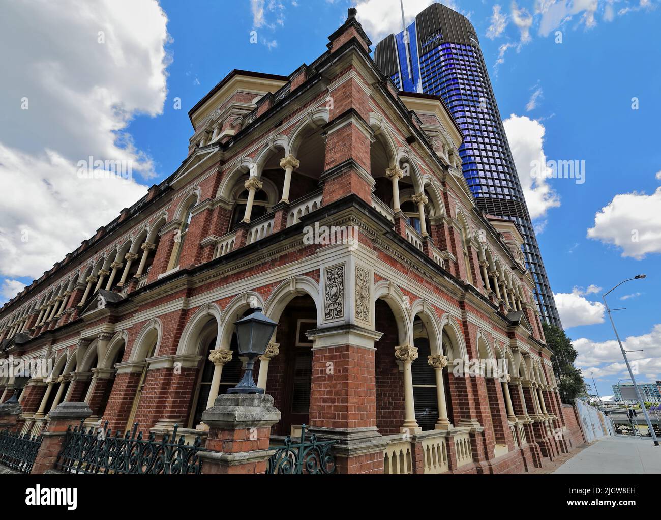 Victorian house parapet architecture hi-res stock photography and ...