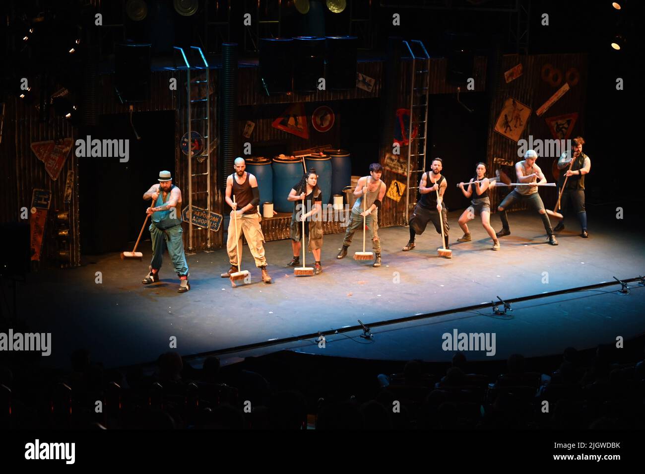 Stomp stage hi-res stock photography and images - Alamy