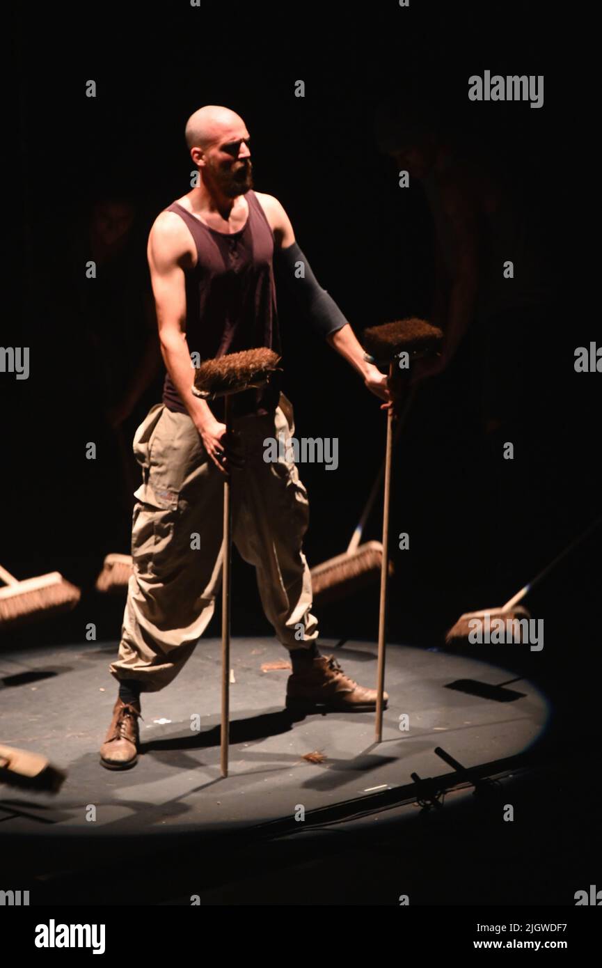 Stomp stage hi-res stock photography and images - Alamy