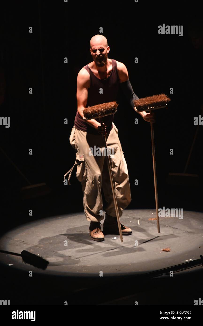 Stomp stage hi-res stock photography and images - Alamy