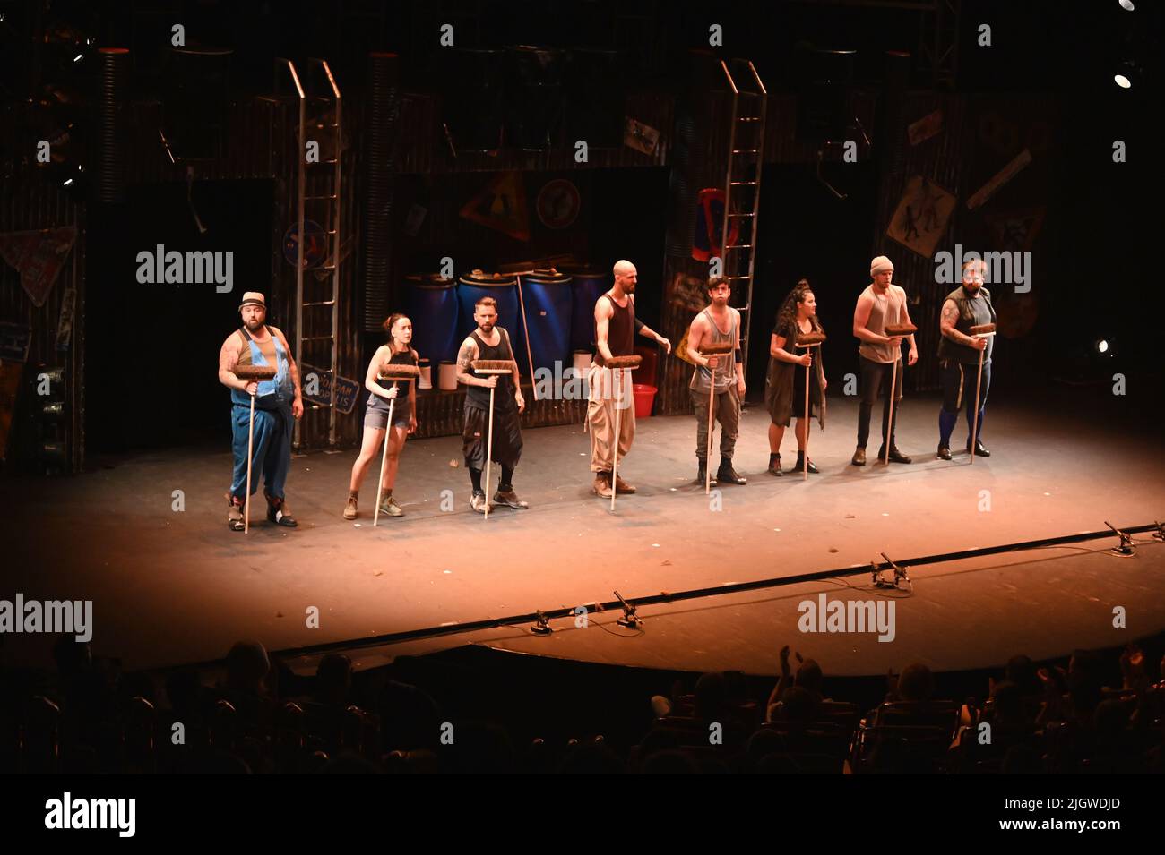 Stomp stage hi-res stock photography and images - Alamy