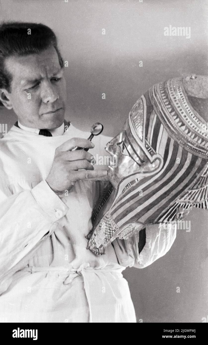 Zerstörte Kunstwerke im Wiederaufbau - Original-Bildunterschrft: Auf ...