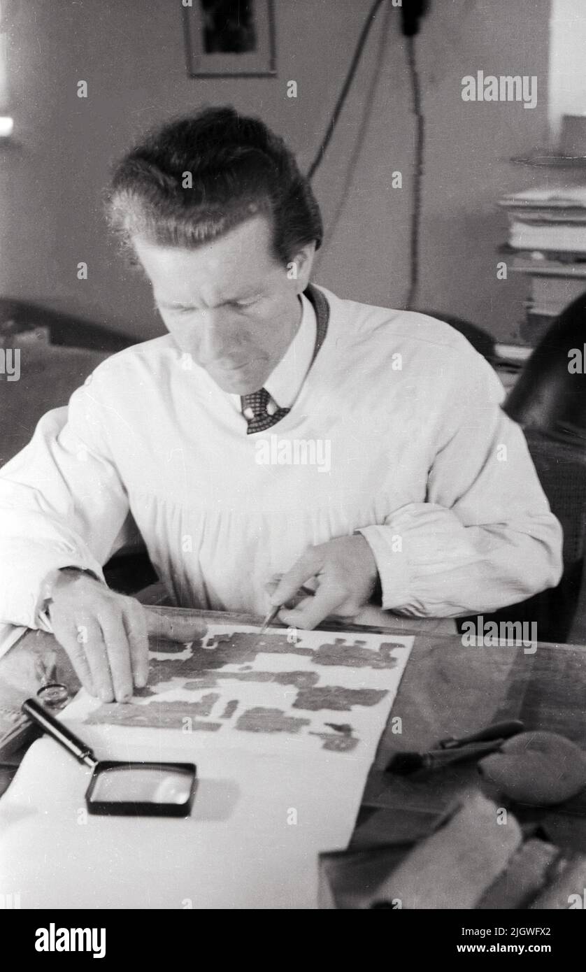 Zerstörte Kunstwerke im Wiederaufbau - Original-Bildunterschrft: Auf ...