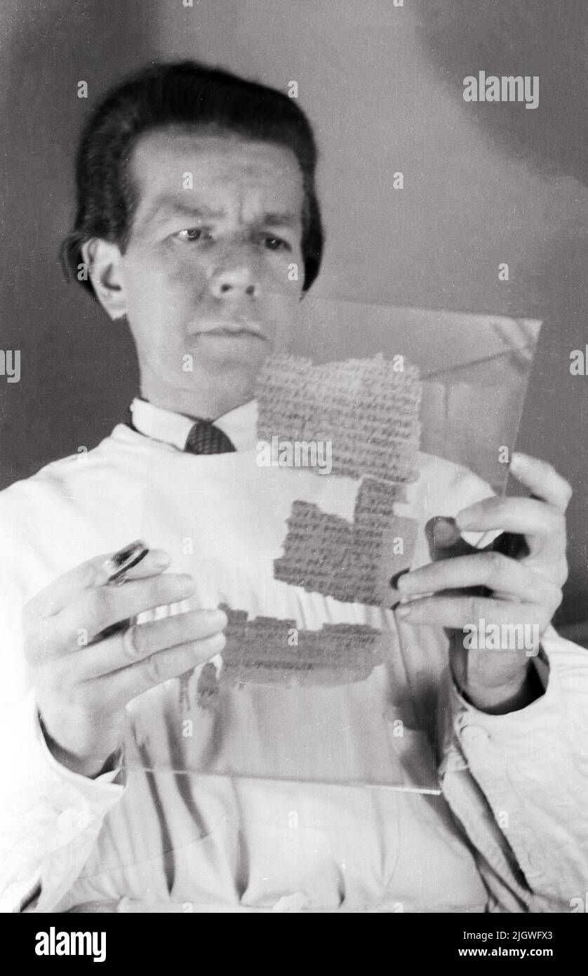 Zerstörte Kunstwerke im Wiederaufbau - Original-Bildunterschrft: Auf ...