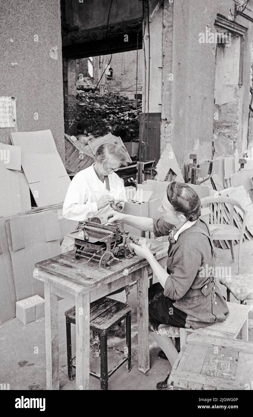 Mitarbeiterinnen der Firma Wella im Hof der Königsallee 21 in Grunewald ...