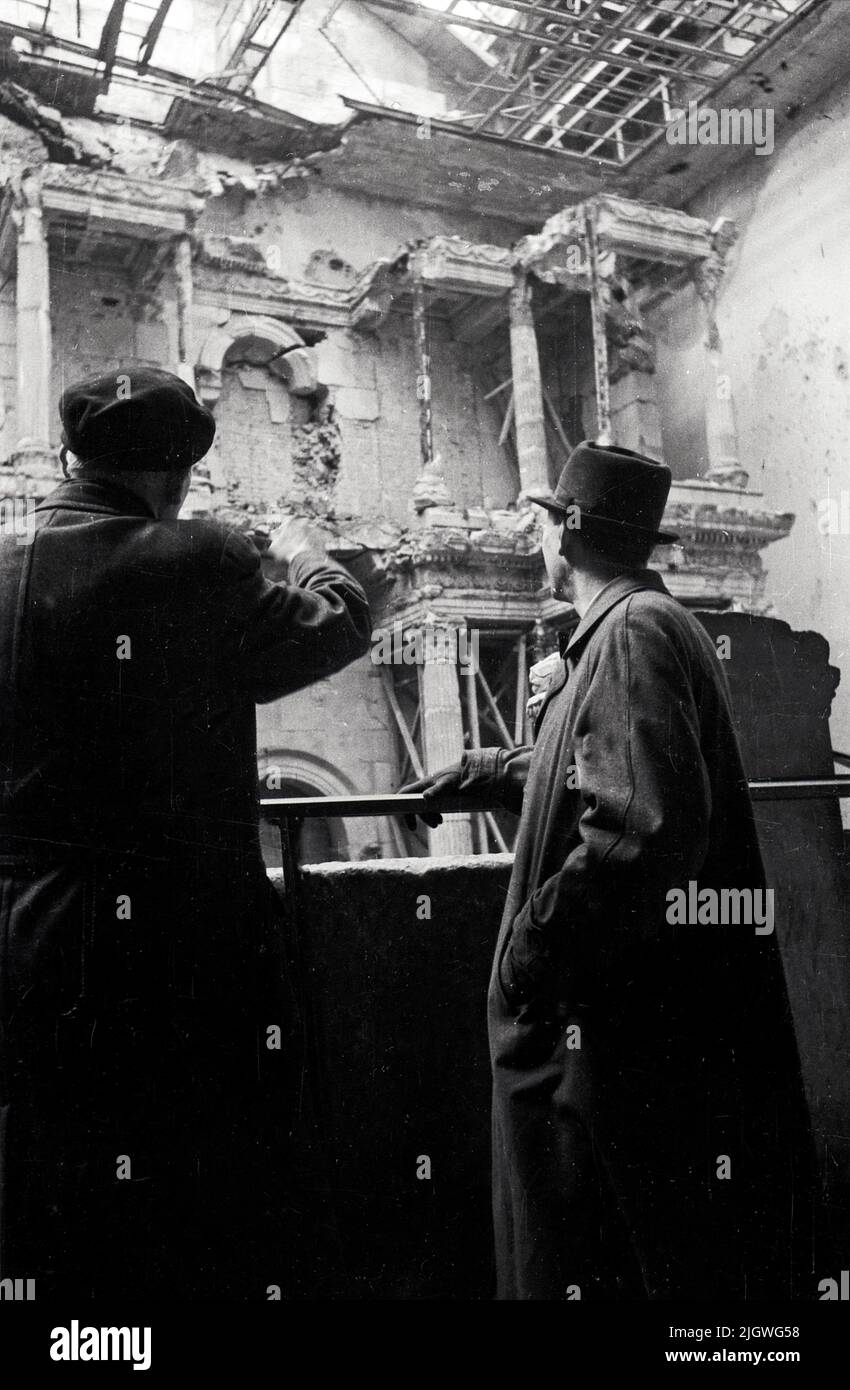 Besuch in Berliner Museen. Ausmaß der Zerstörungen im Innenhof der ...