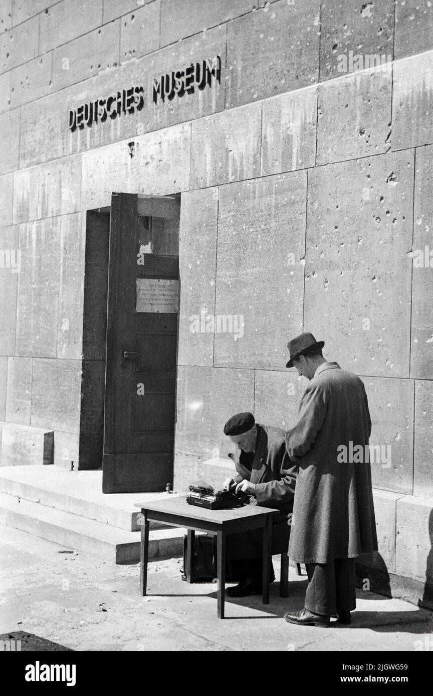 Besuch in Berliner Museen. Original-Bildunterschrift: Forumshof, Berlin ...