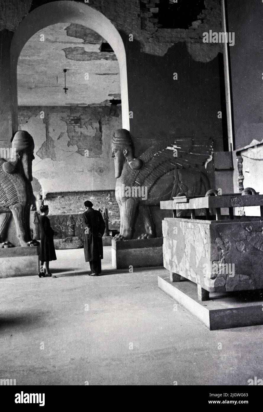 Besuch in Berliner Museen. Original-Bildunterschrift: Ausstellungsräume ...