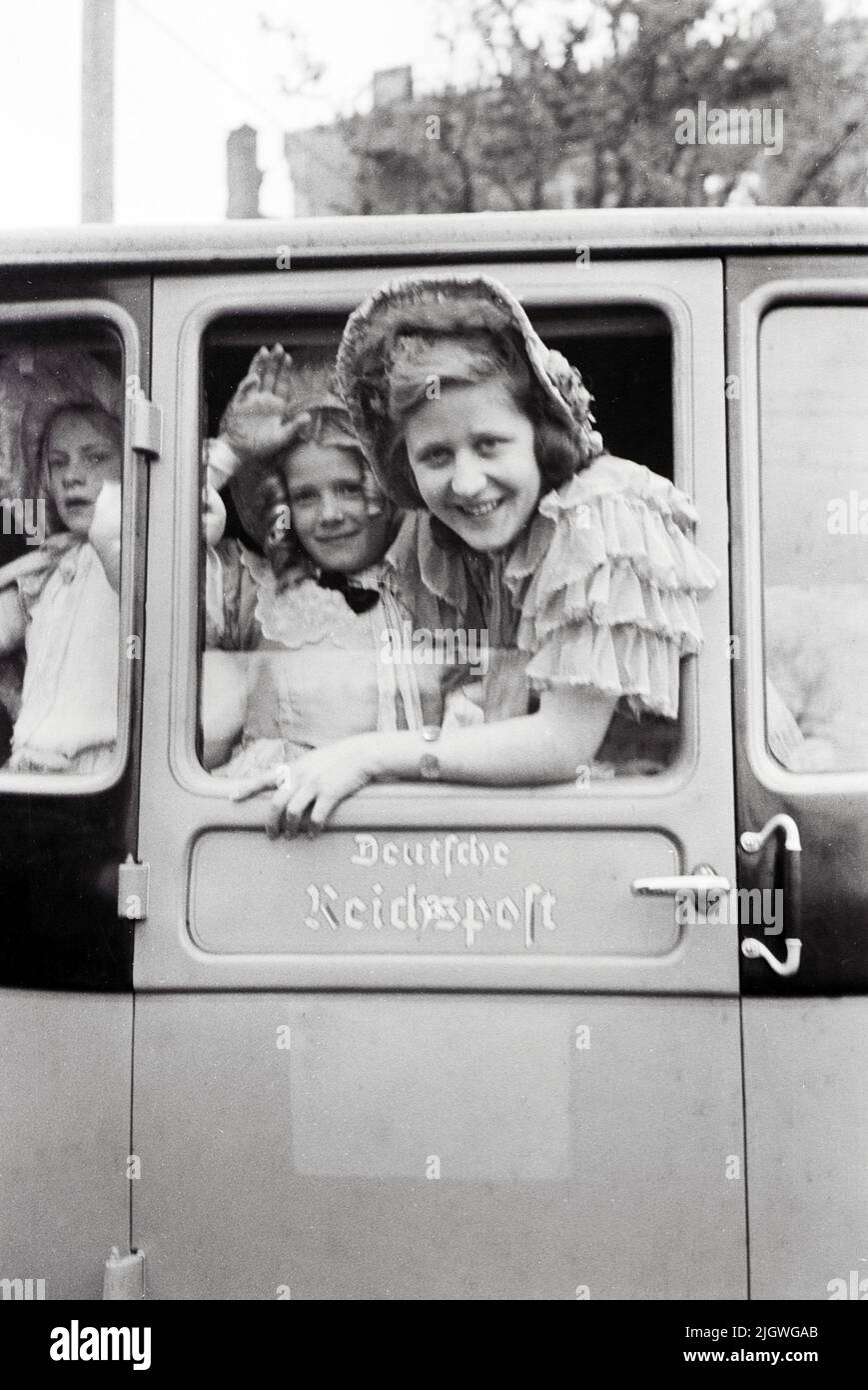 Maifeier Berlin 1947 - Im Wagen der Deutschen Reichspost bei der Feier ...