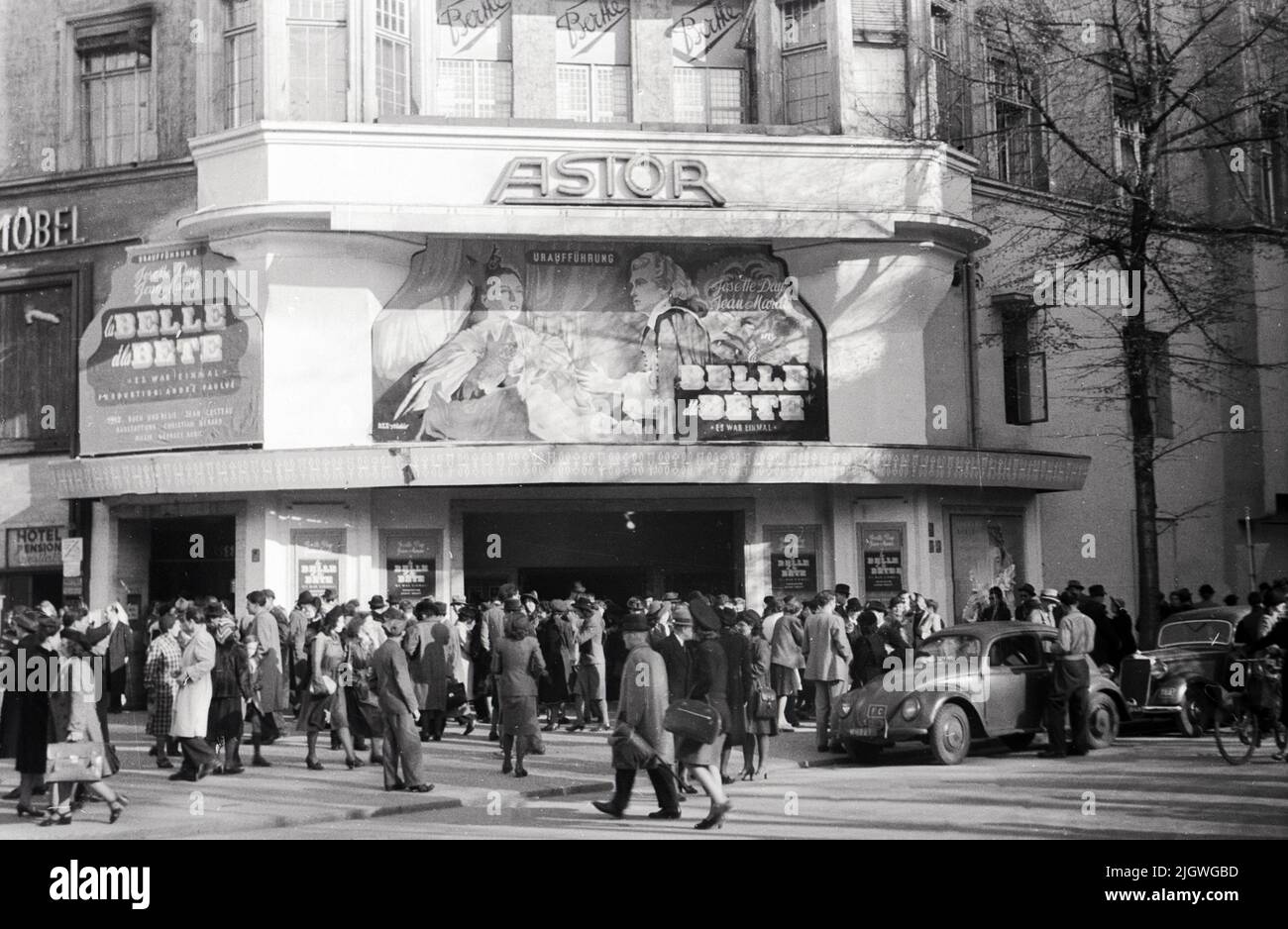 Andrang vor dem "Astor" Kino in Berlin: die Menschen möchten den Film ...