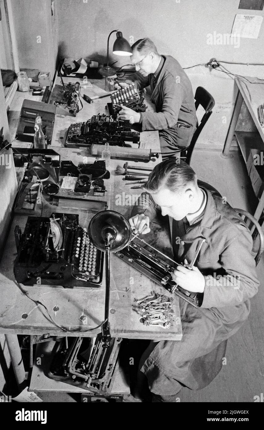 Der mechaniker hi-res stock photography and images - Alamy