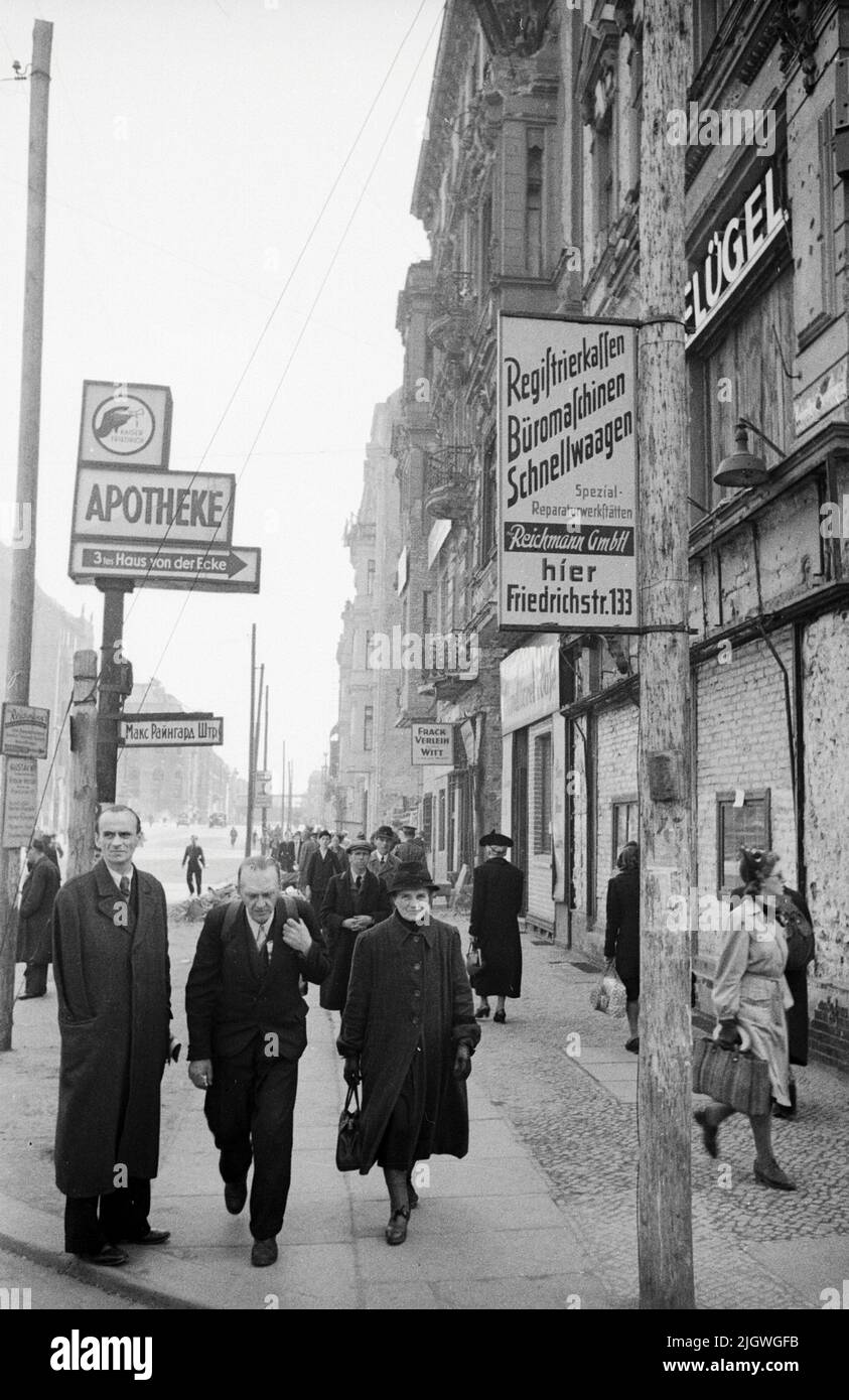 Passanten kommen bei der Heinz Reichmann GmbH, einem Dienstleister für ...