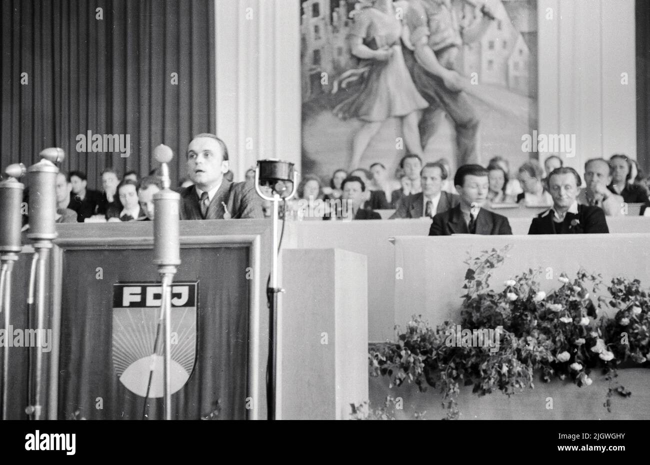 Redner beim Pfingsttreffen und 2. Parlament der FDJ in Meissen ...