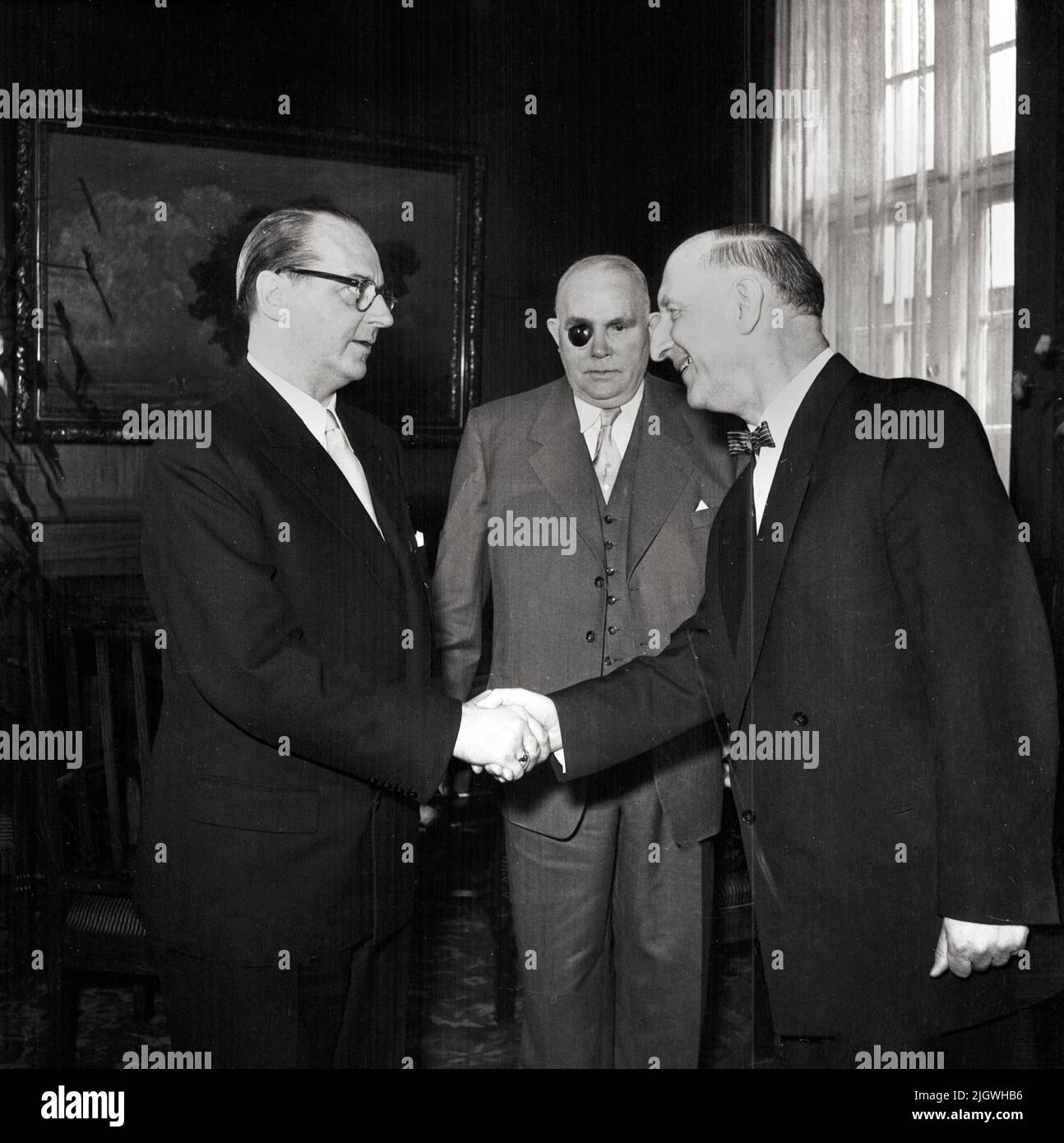 Original-Bildunterschrift: Dr. Suhr begrüßt hier den Aussenminister ...