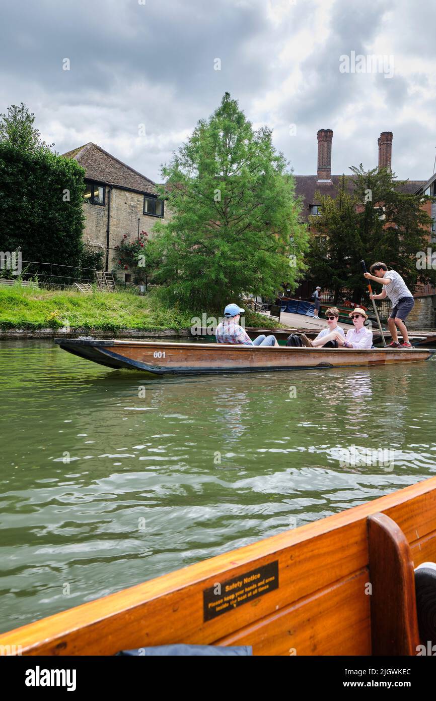 Cambridge, United kingdom - Crossing the Cam river by punting Stock ...