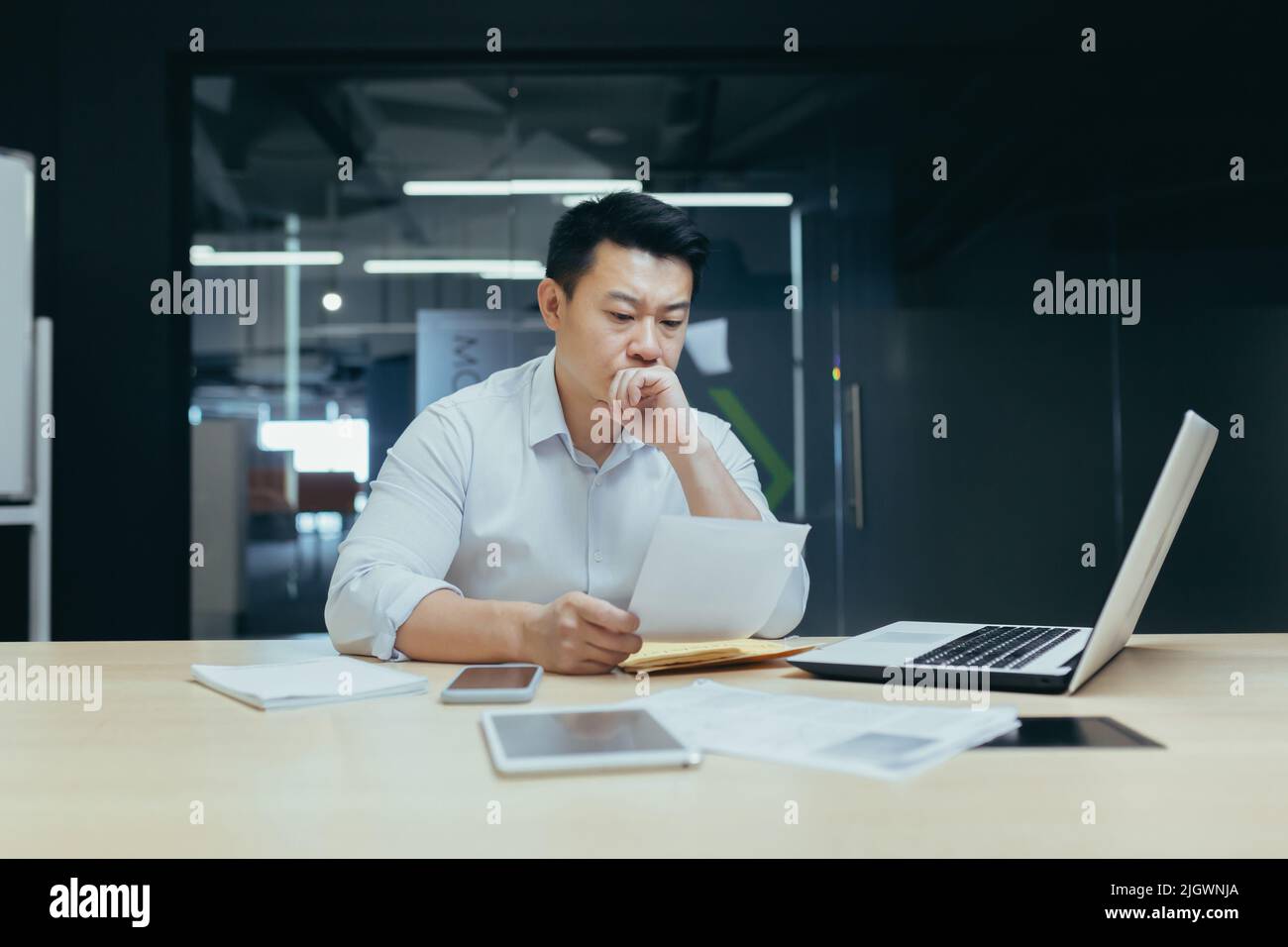 Office report hi-res stock photography and images - Alamy