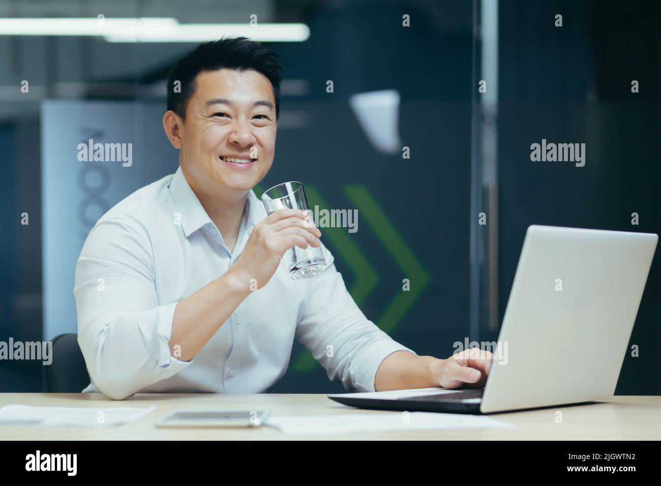 Man office drinking water hi-res stock photography and images - Alamy