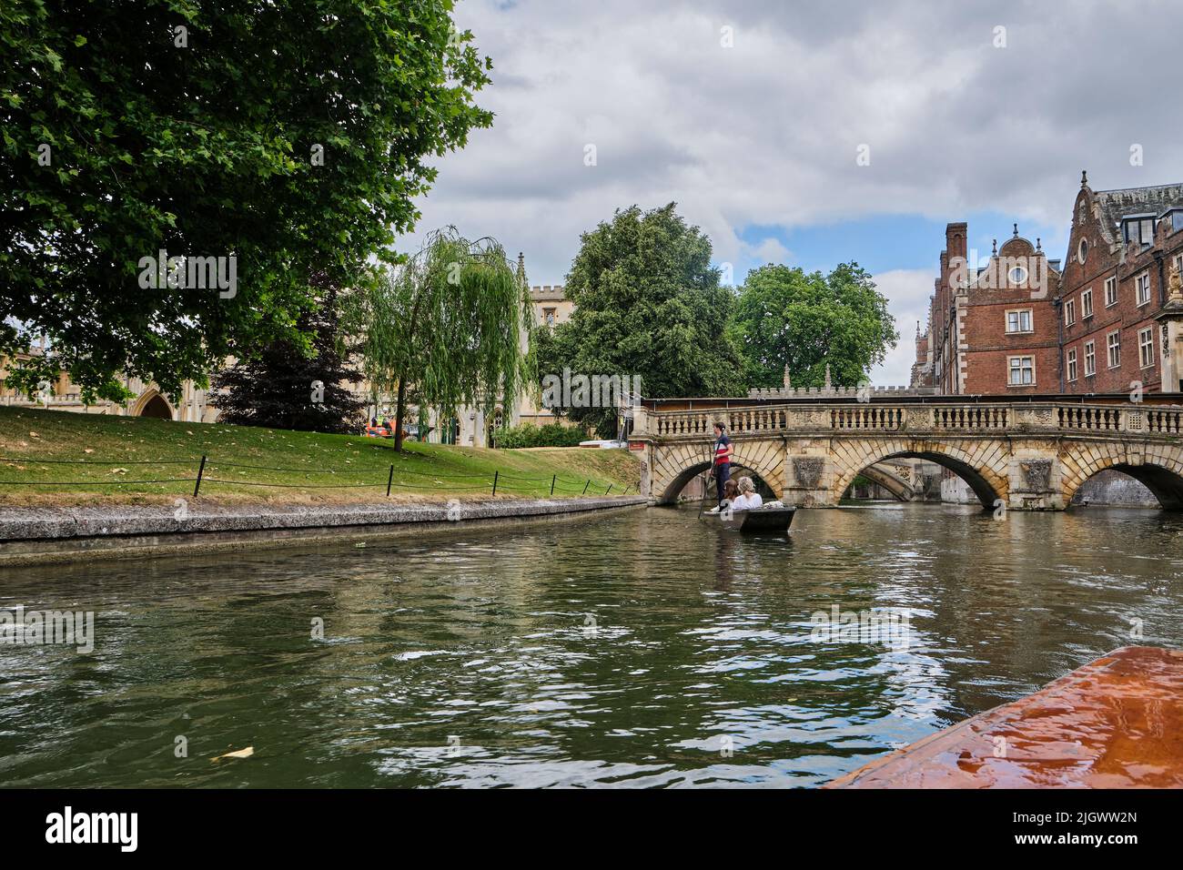 Cambridge, United kingdom - Crossing the Cam river by punting Stock ...