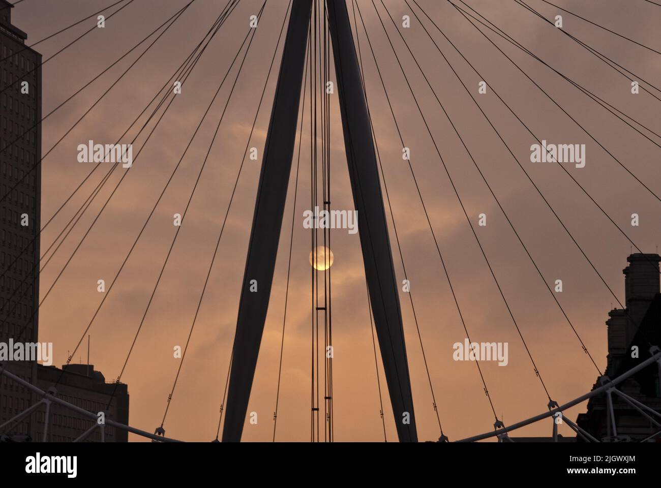 London eye sun frame hi-res stock photography and images - Alamy