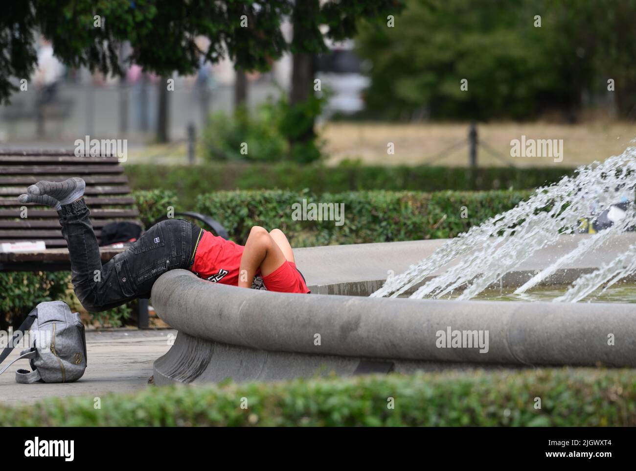Dresden, Germany. 13th July, 2022. A man cools off in the fountain at ...