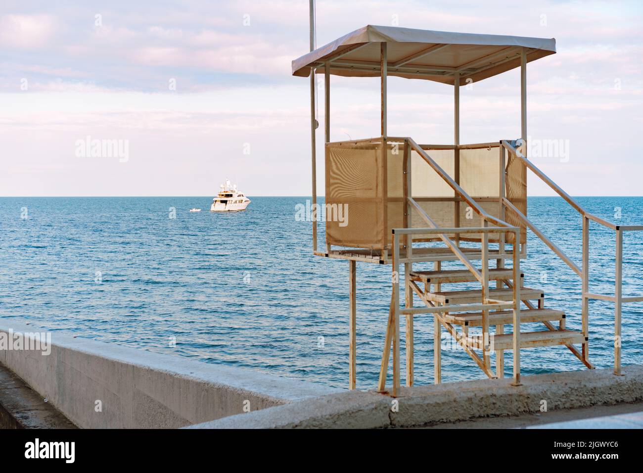 Empty lifeguard booth near sea shore line Stock Photo - Alamy