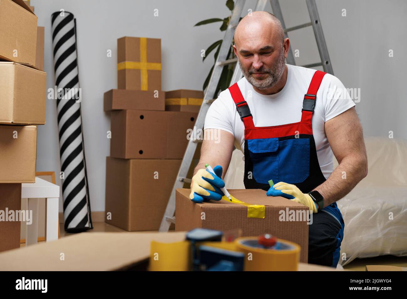 Man mover in uniform hi-res stock photography and images - Alamy