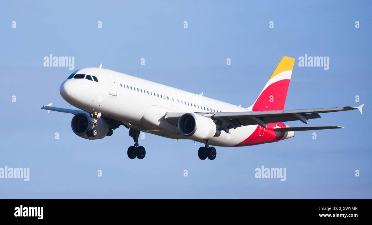 White passenger plane airport hi-res stock photography and images - Alamy