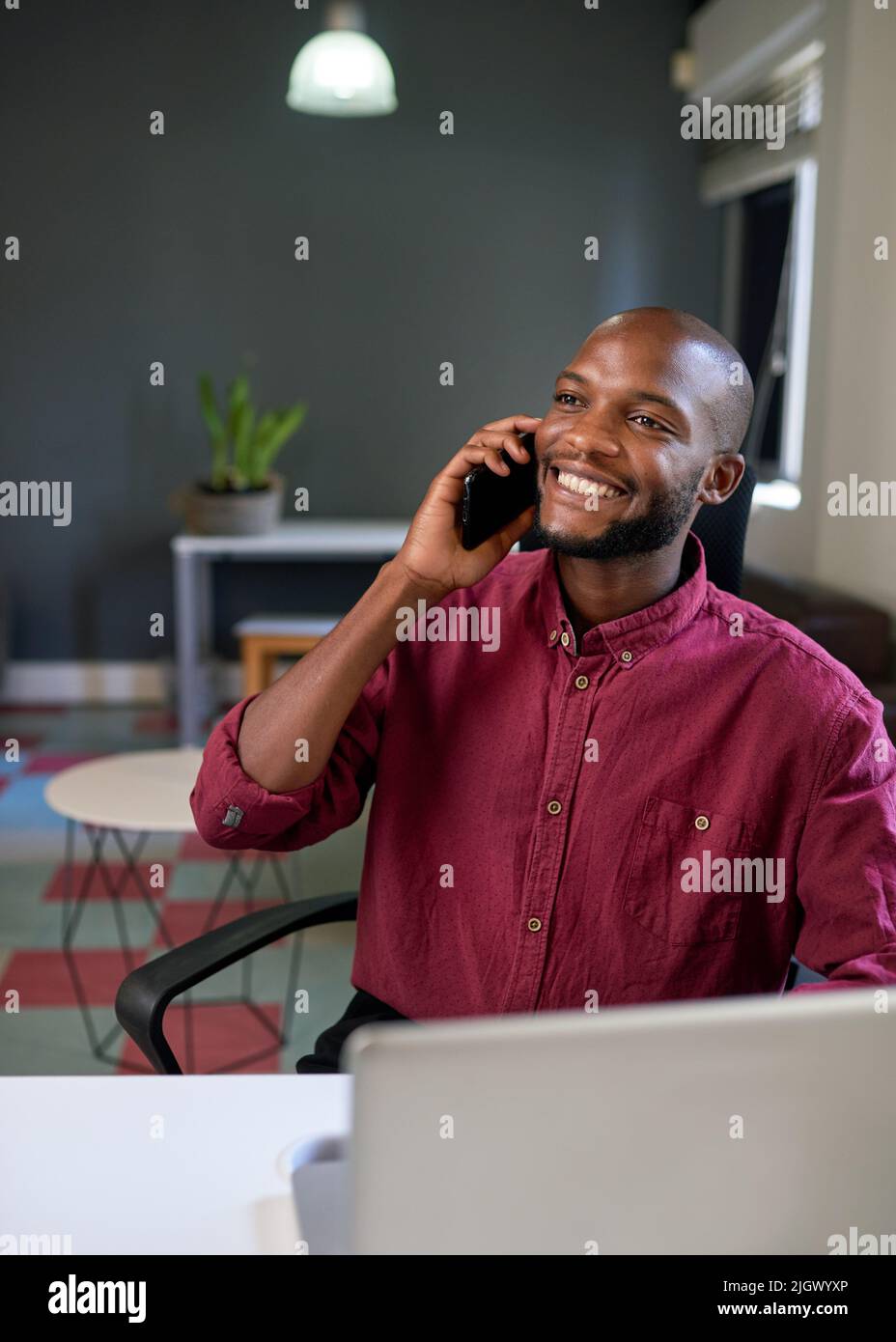 Black man in office desk hi-res stock photography and images - Alamy