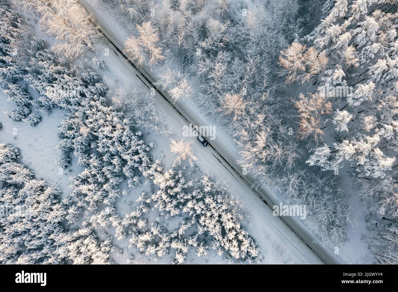 Car snow aerial hi-res stock photography and images - Alamy