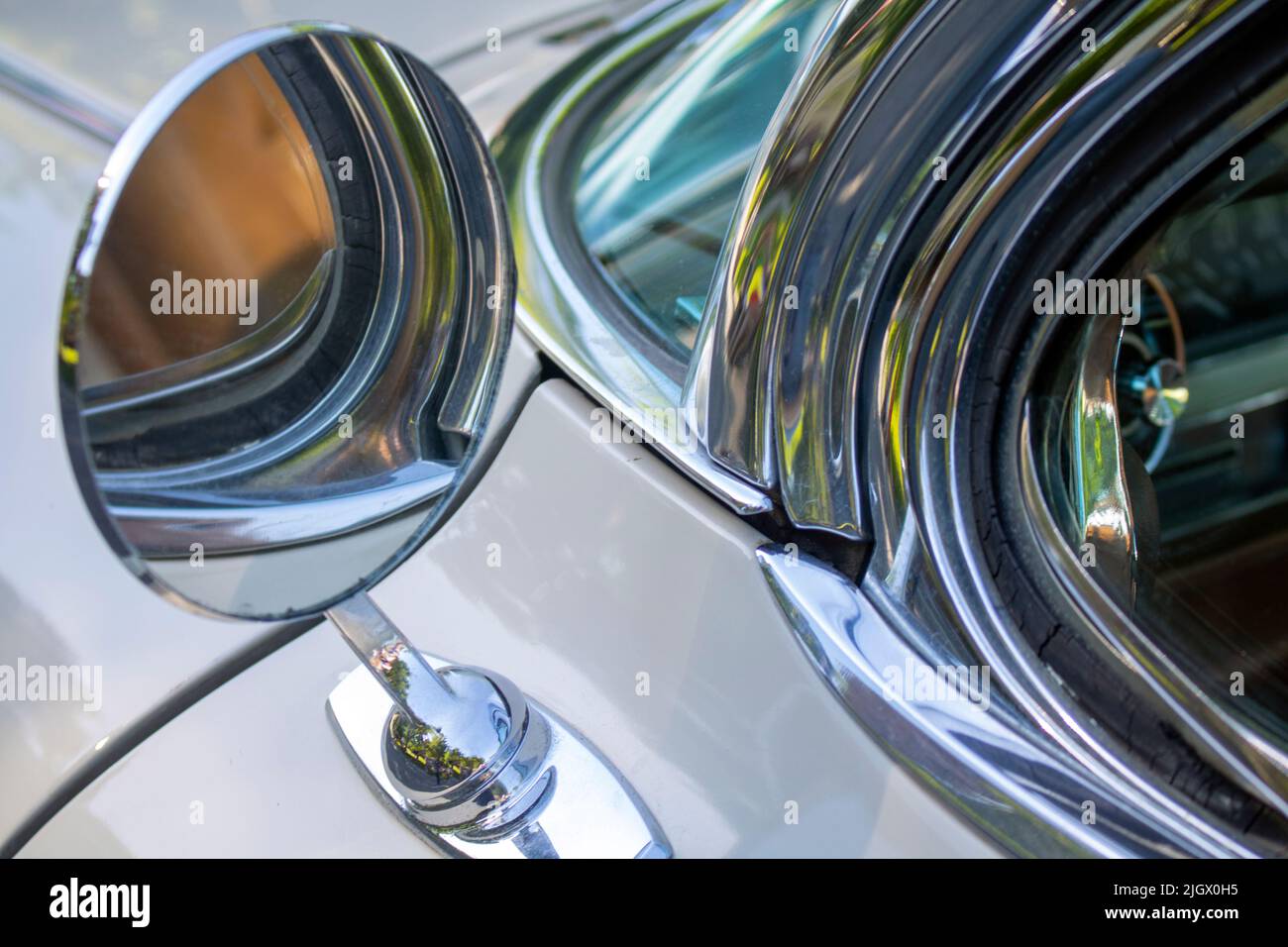 round rear view morror of a classic car Stock Photo - Alamy