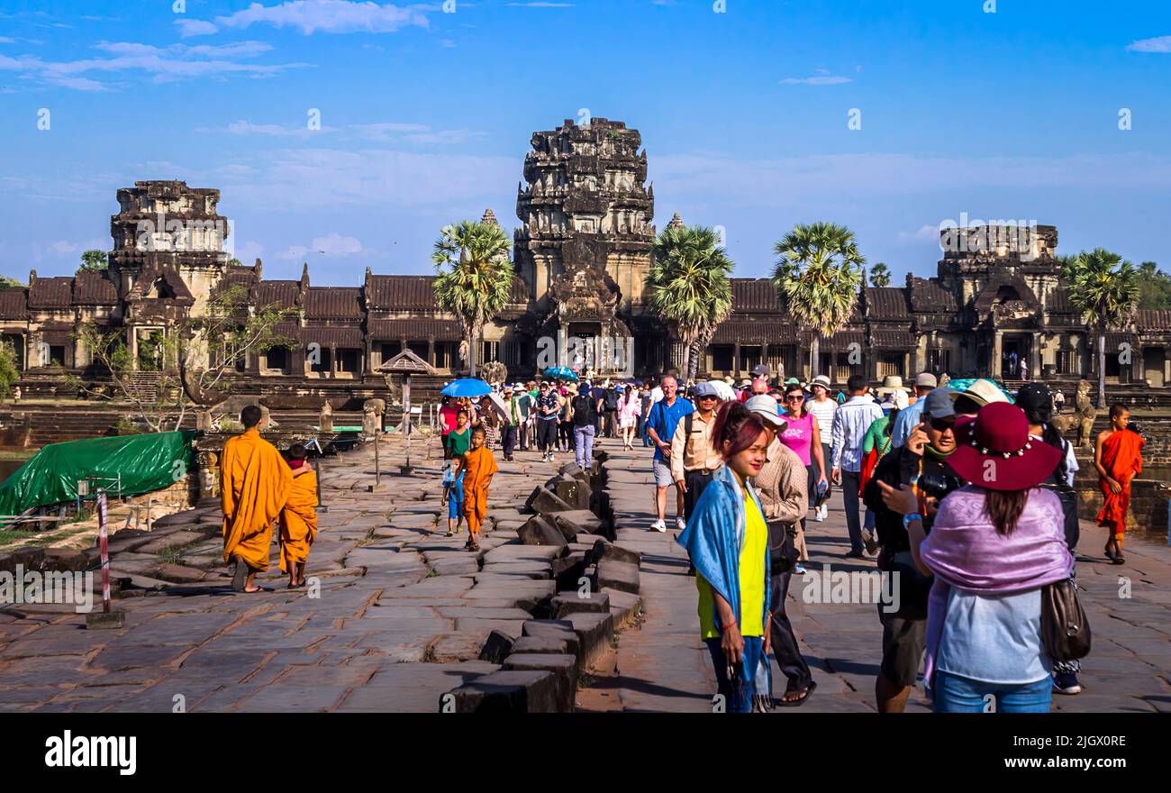 Angkor Wat entrance with people on both sides of the walkway Stock ...