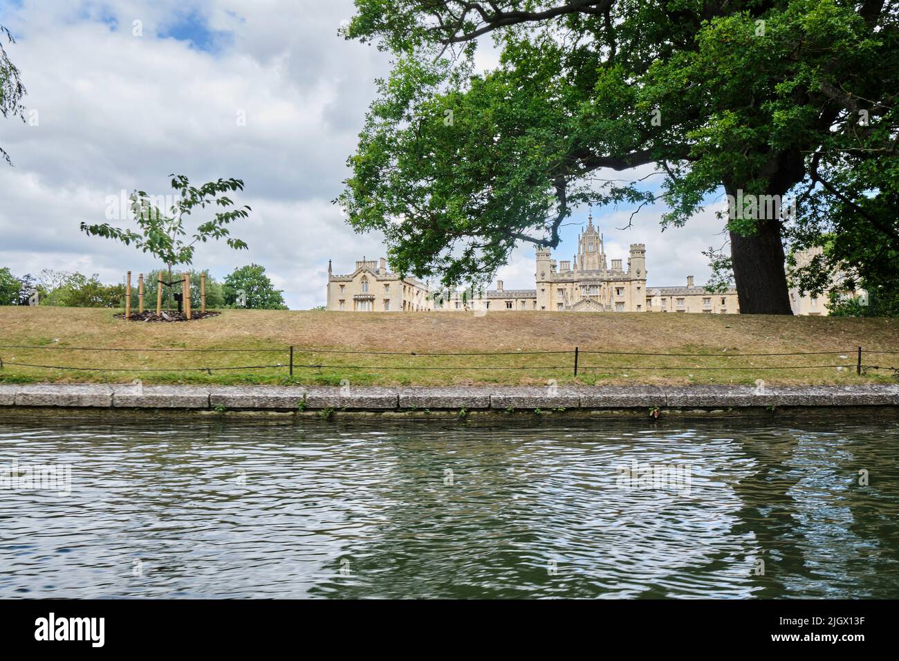 Cambridge, United kingdom - Crossing the Cam river by punting Stock ...