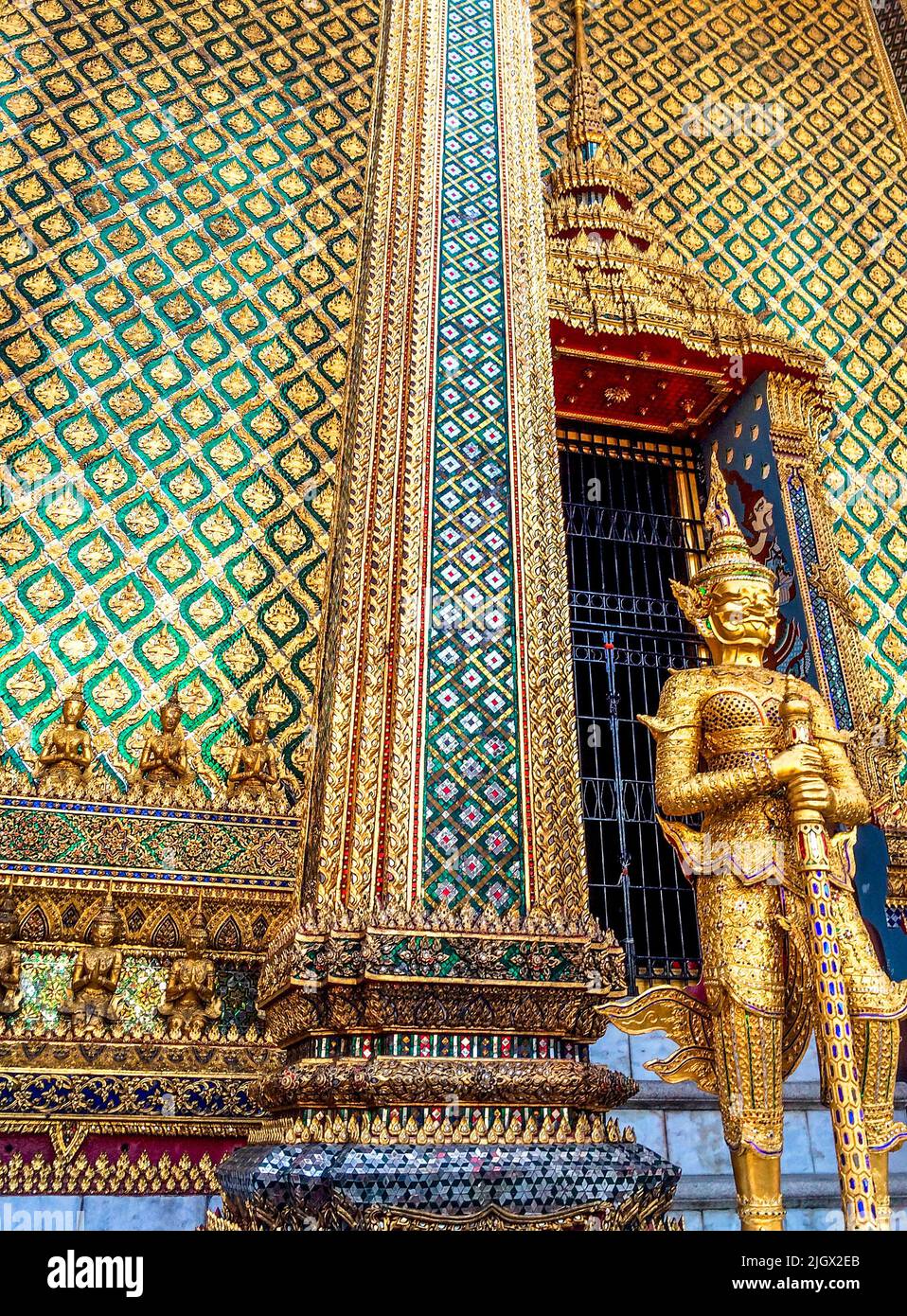 Entrance statue architecture hi-res stock photography and images - Alamy